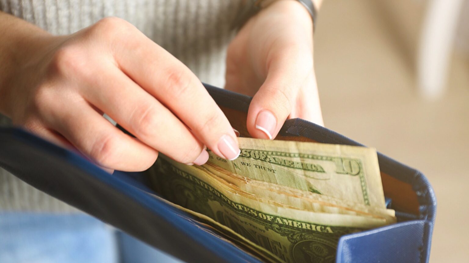 13 Things Experts Say to Never, Ever Keep in Your Wallet - Wealthy Nickel
