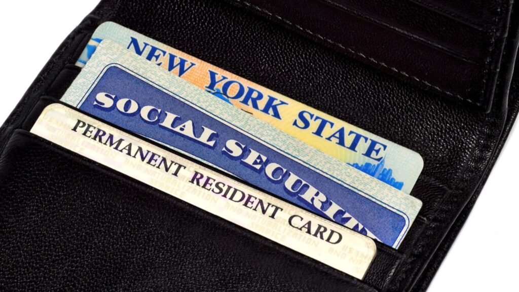 13 Things Experts Say to Never, Ever Keep in Your Wallet - Wealthy Nickel